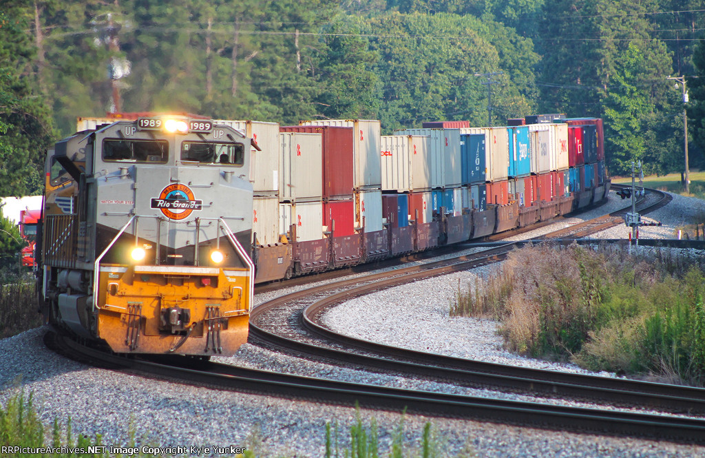 UPs Rio Grande Heritage SD70ACe #1989 leads I2G east